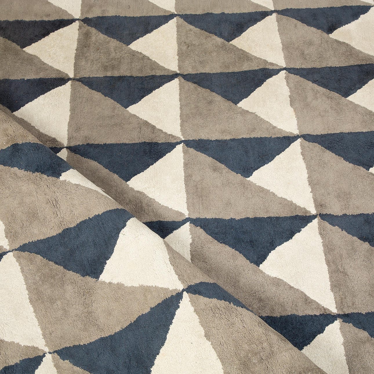 LAYERED. Matta, viskos. Mattor & Textil - Mattor - Auctionet