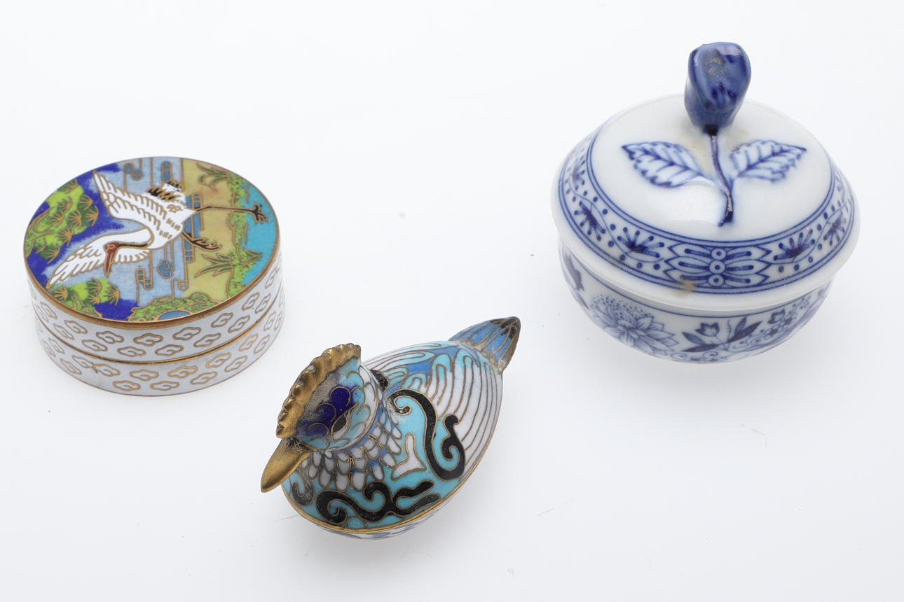 A SMALL COLLECTION OF MODERN CHINA TRINKET BOXES. Ceramics & Porcelain ...