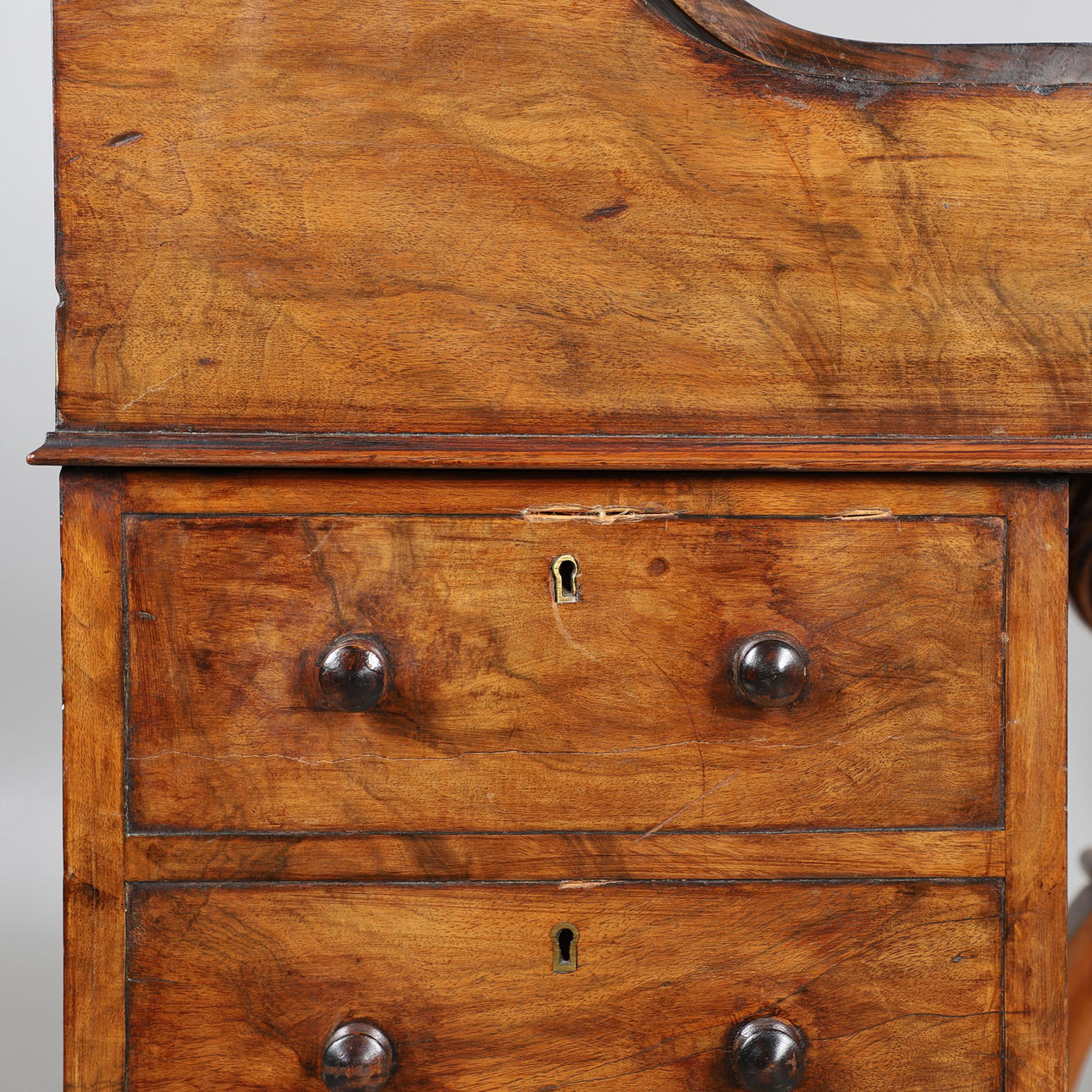 EN VIKTORIANSK BORR OCH FIGURERAD VALNÖT PIANOTOPP DAVENPORT-SKRIVBORD ...