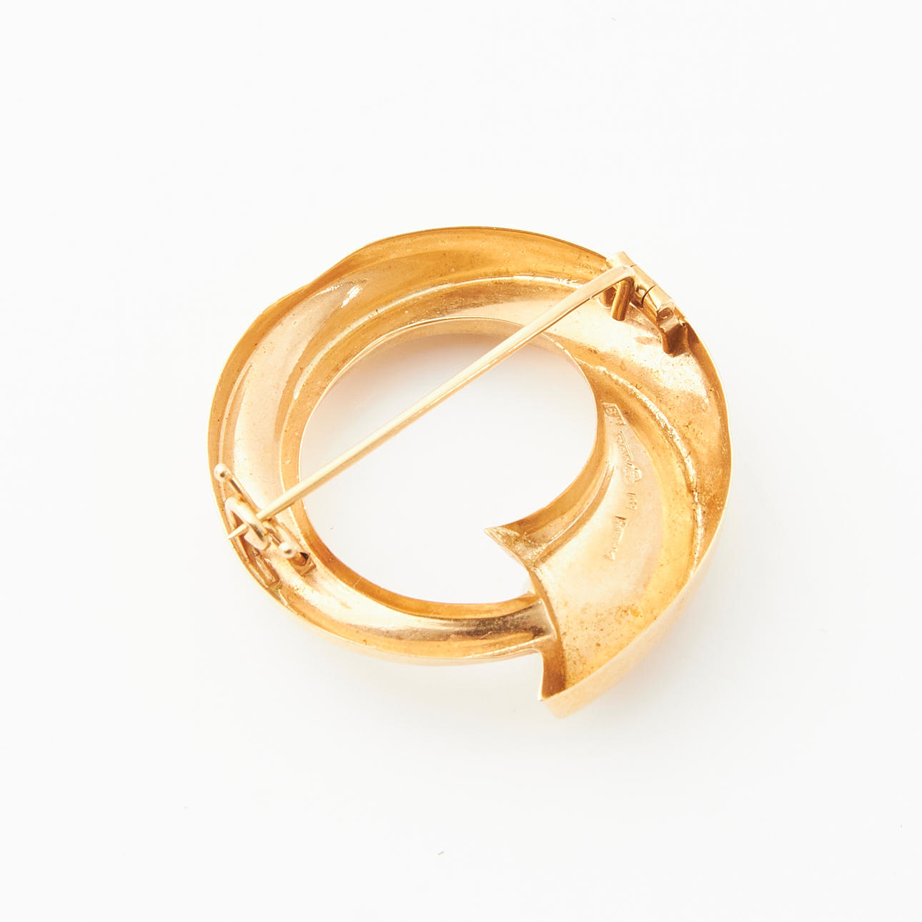 A brooch, 18k gold, 3 cultured saltwater pearls, Gustaf Dahlgren & Co, Malmö 1963. Jewellery ...