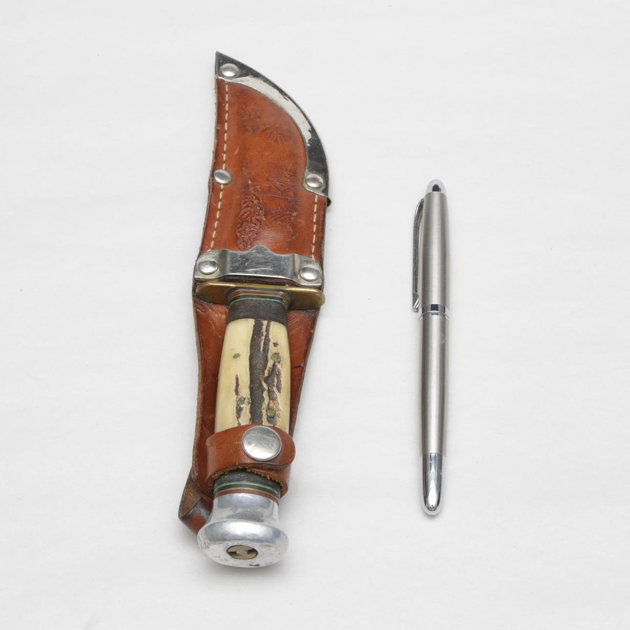 KNIFE and FOUNTAIN PEN. Weapons & Militaria - Edged weapons - Auctionet