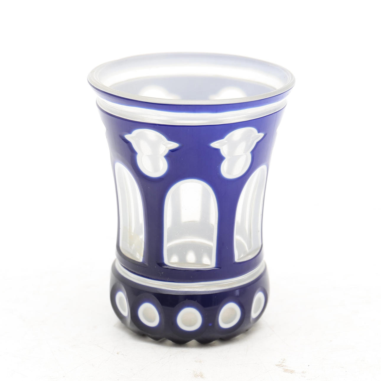 Bohemisk kristallvas vikad i opalin och koboltblått och snidad, från ...