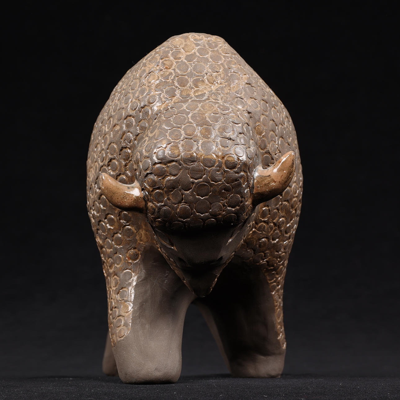 KARL ERIK IWAR. Figurin, delvis glaserat lergods, Bisonoxe. Keramik ...