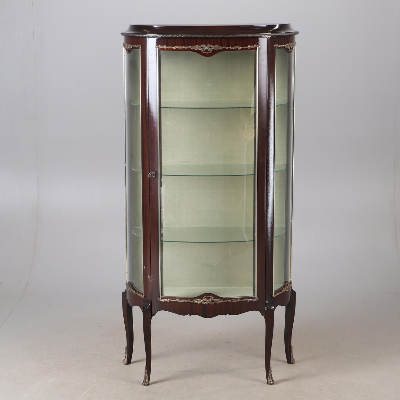 VITRINESKAB, mahogni med bronze, rokoko stil. Møbler - Skabe og hylder ...
