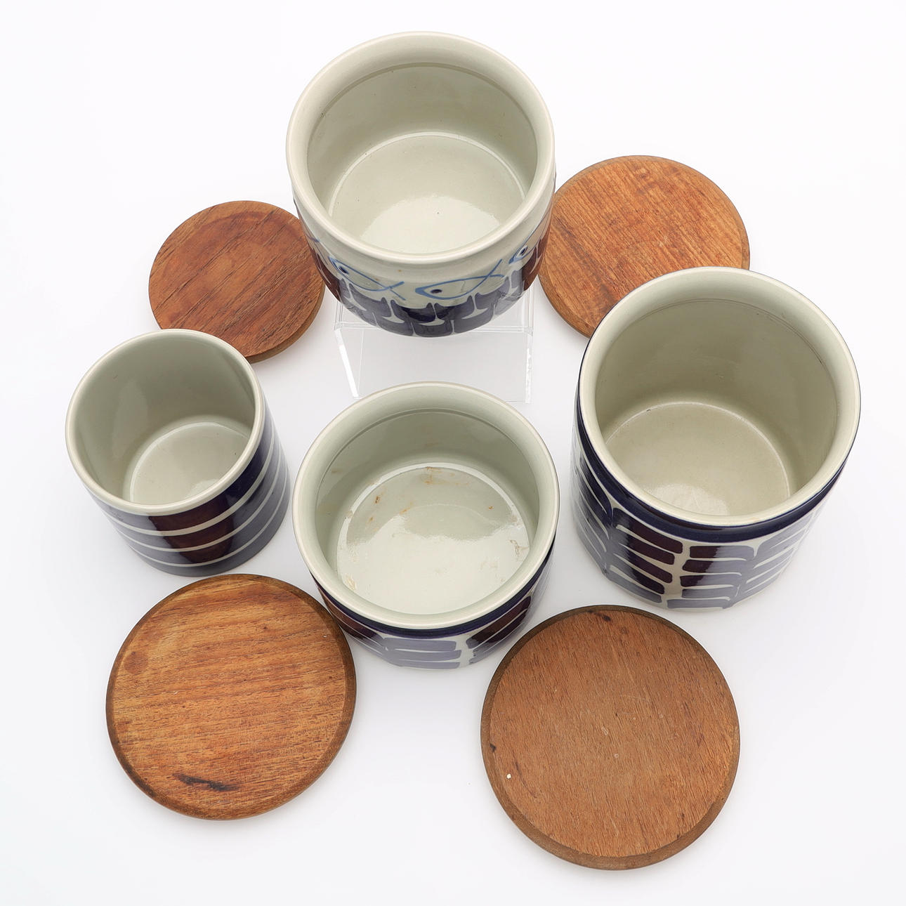 MARIANNE WESTMAN. burkar med lock, porslin / teak, 4 delar, signerade ...