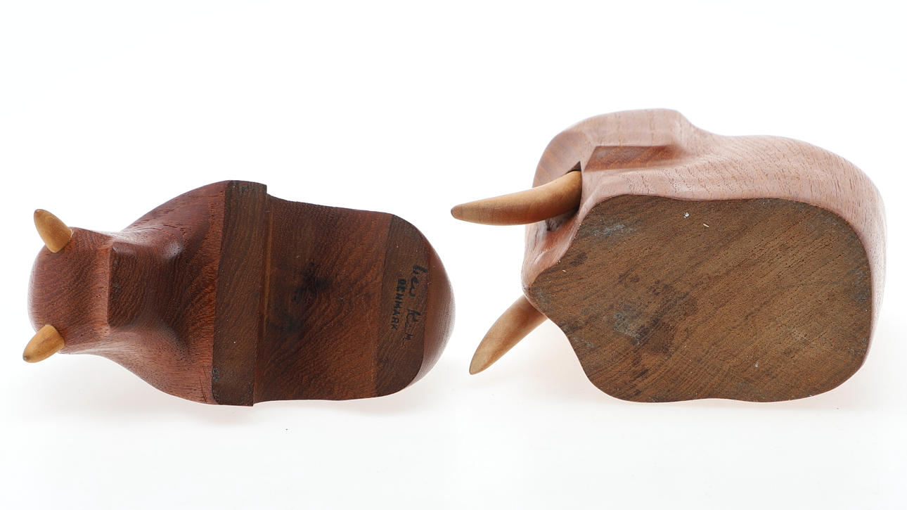 FIGURINER, 2 st, teak, elefant och tjur, signerad bl.a. Leo Kari, Danmark. Övrigt - Övrigt ...
