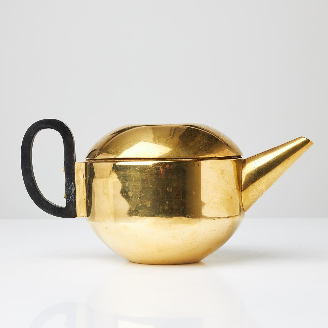 TOM DIXON. "Form Teapot", tekanna, Eclectic, samtida, mässing och ...