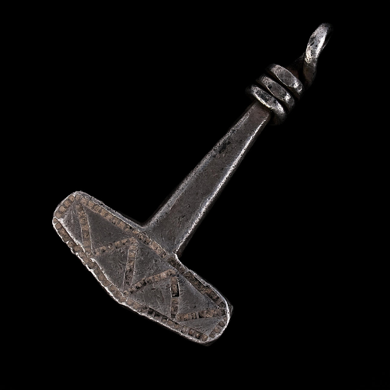 HÄNGE I FORM AV TORSHAMMARE i silver, vikingatid, 900-1100-tal, upptill ...
