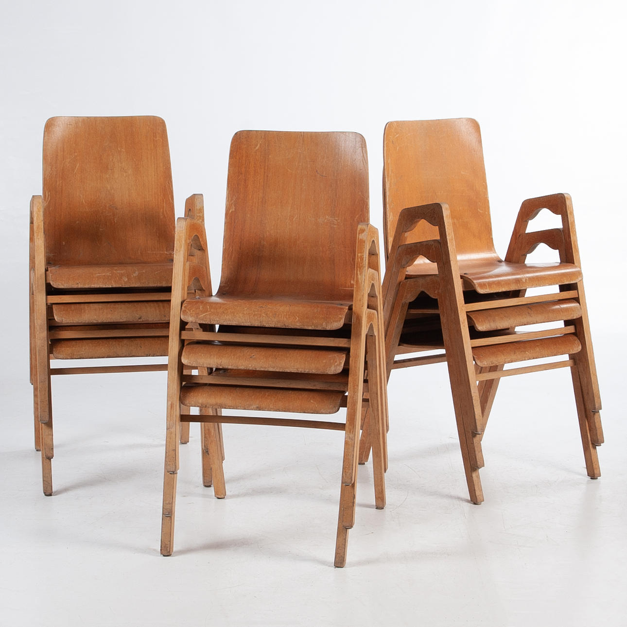 OIDENTIFIERAD FORMGIVARE. Stolar, 9 st, Svängsta stilmöbler, stapelbara ...