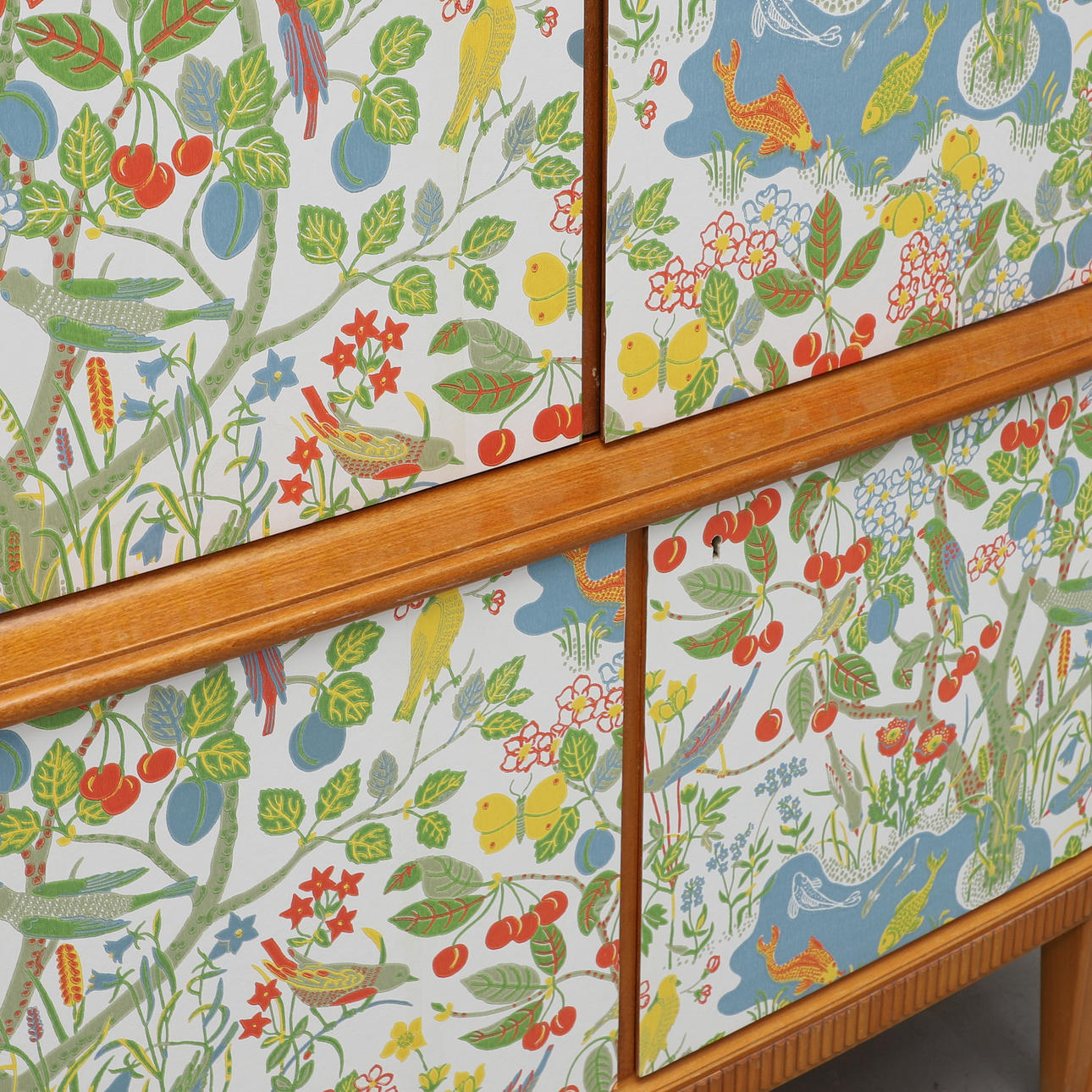 SKÅP, 1900-talets mitt, tapetserat i "Paradiset" design Josef Frank ...