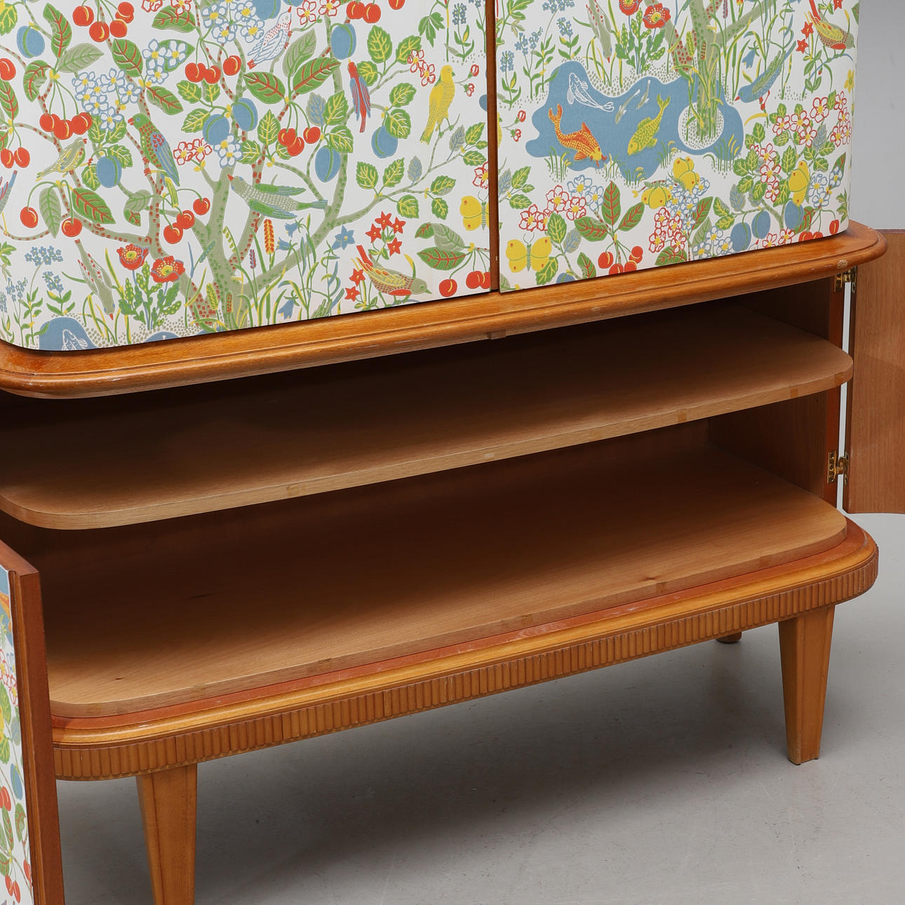 SKÅP, 1900-talets mitt, tapetserat i "Paradiset" design Josef Frank ...