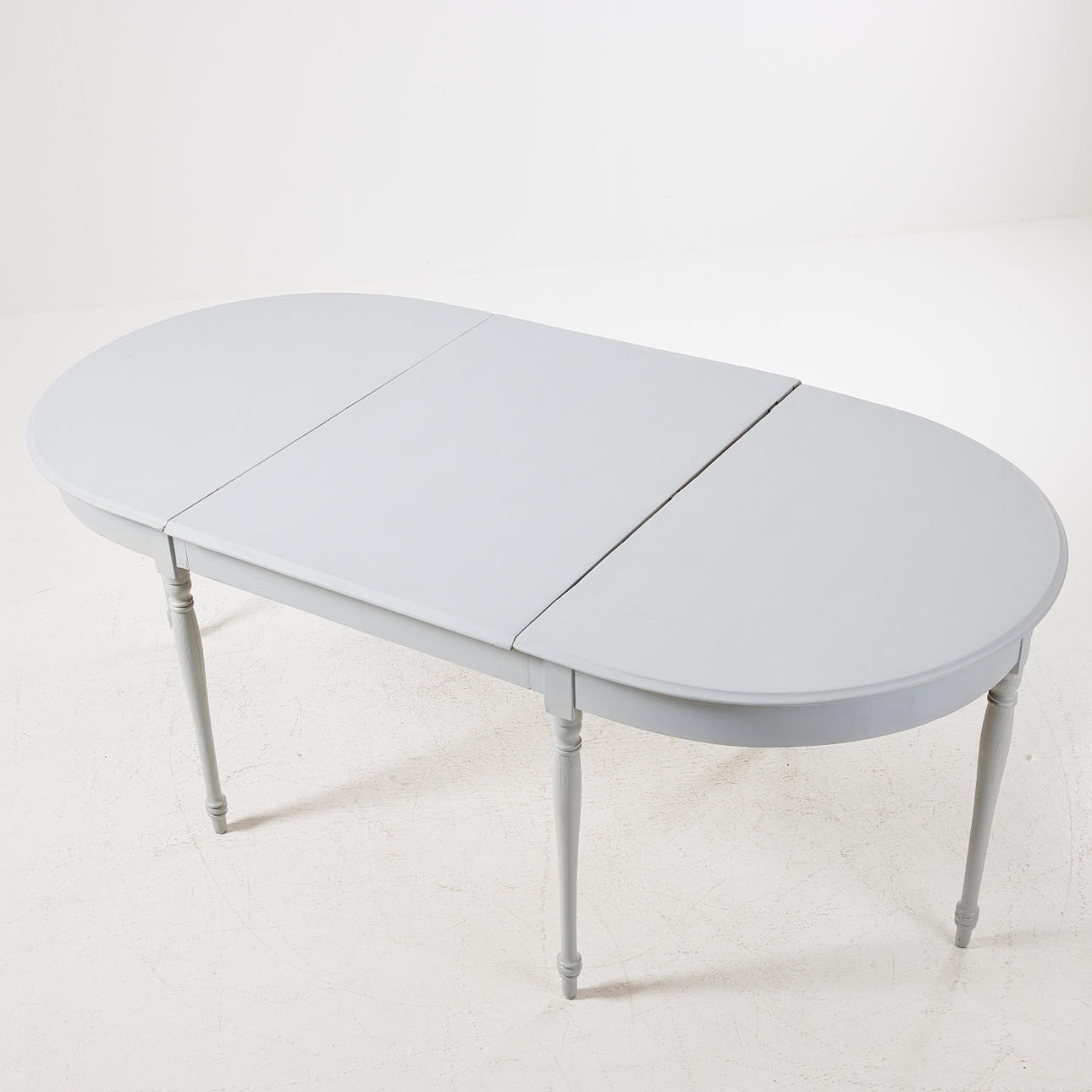 MATBORD, 1800-tal, gråmålat, svarvade ben. Möbler - Bord - Auctionet