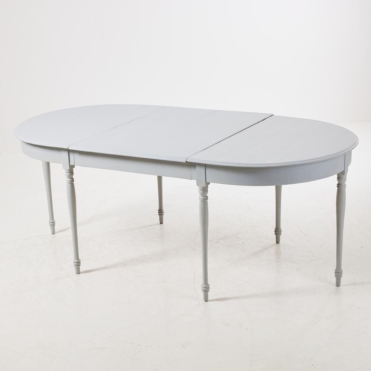 MATBORD, 1800-tal, gråmålat, svarvade ben. Möbler - Bord - Auctionet