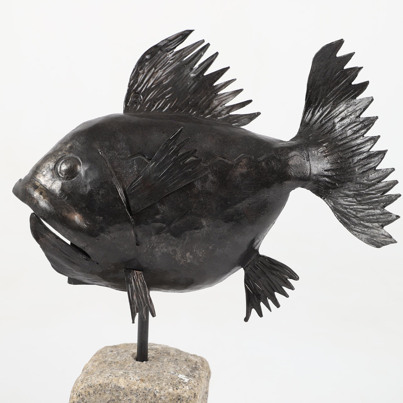 JAN HAELLQUIST. Skulptur, fisk, smide på granitsockel, Domsten ...