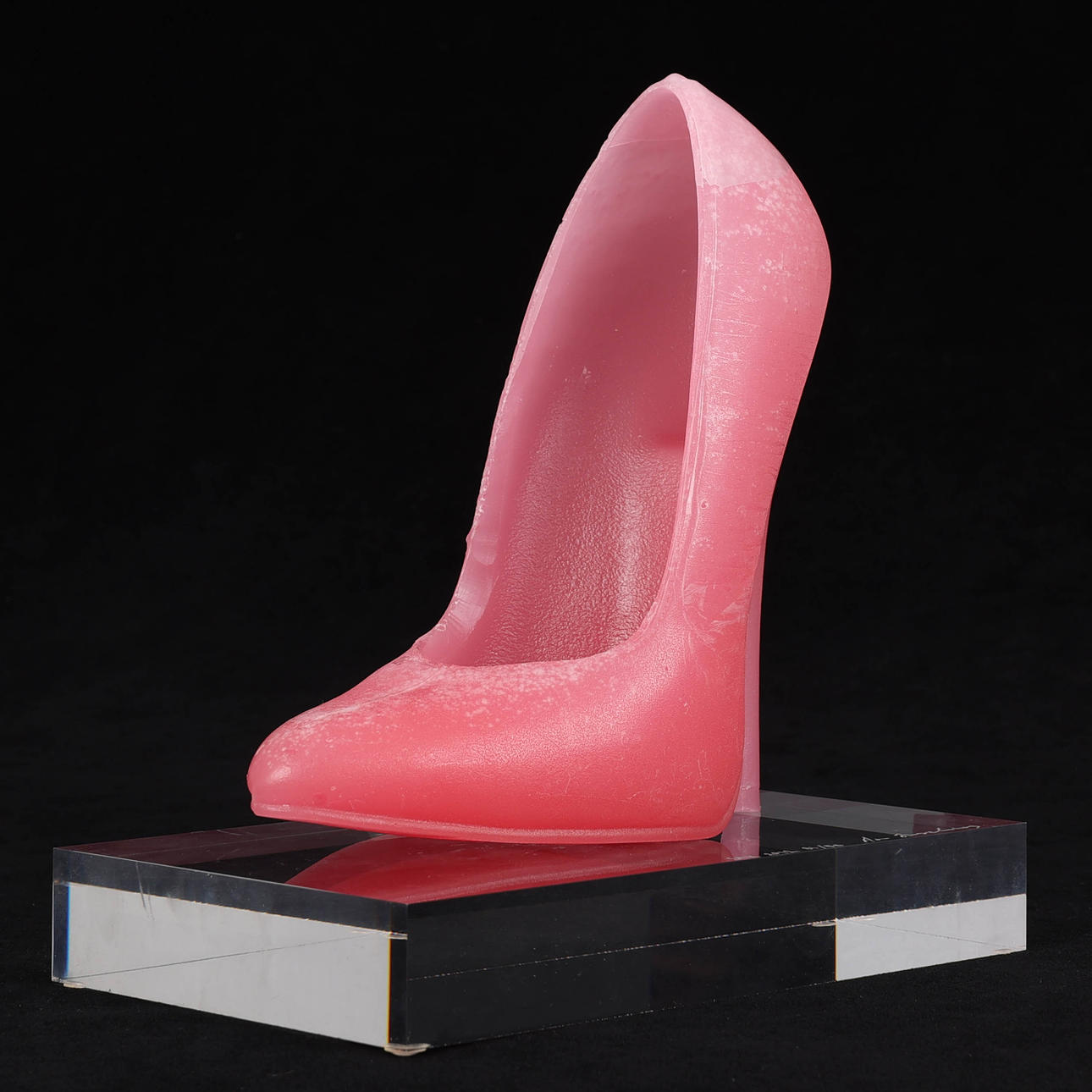ÅSA JUNGNELIUS. "Stiletto", skulptur i rosa vax, stilettklackssko ...