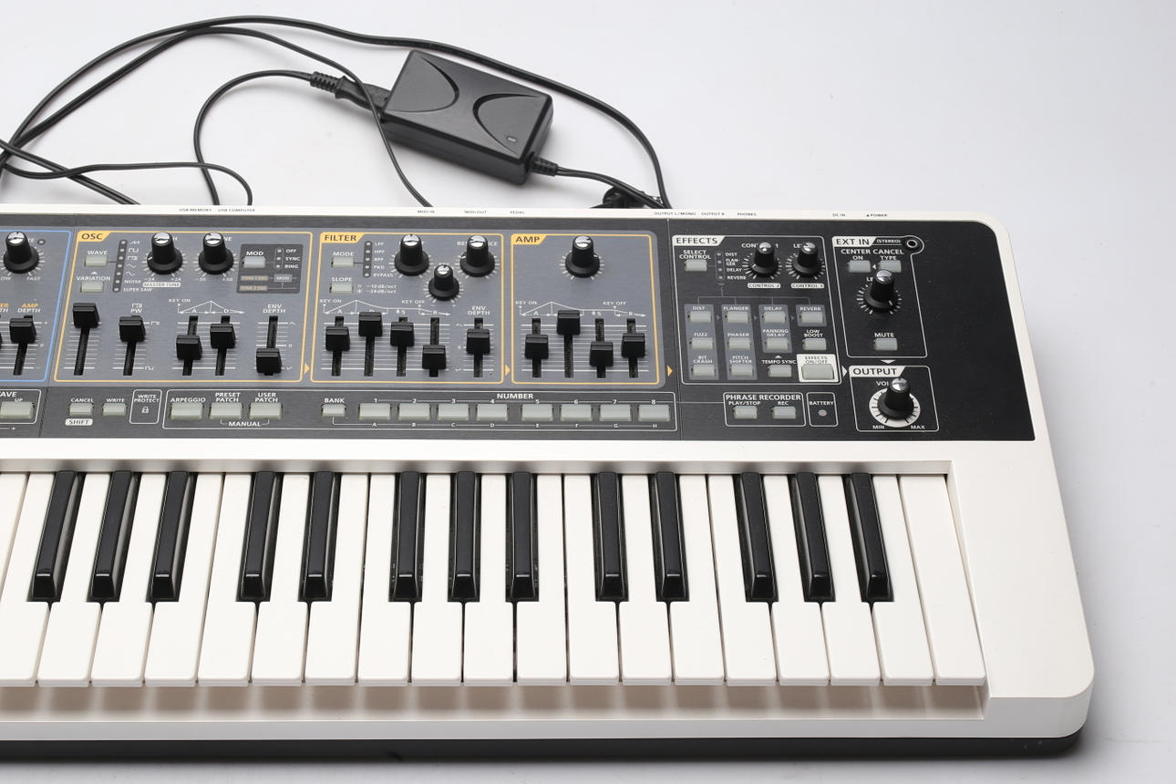 SYNTHESIZER, Roland GAIA SH-01. Samlarföremål - Musikinstrument - Auctionet