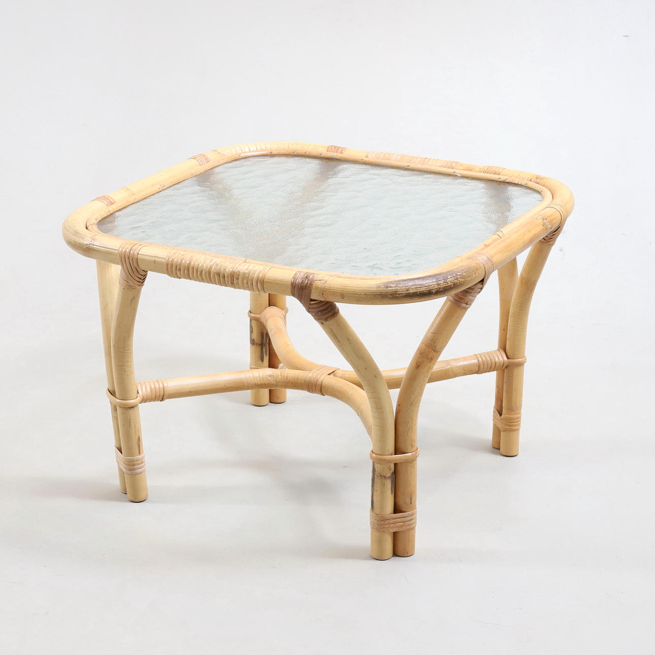 SOFFBORD, bambu & rotting, 1900-tal. Möbler - Bord - Auctionet