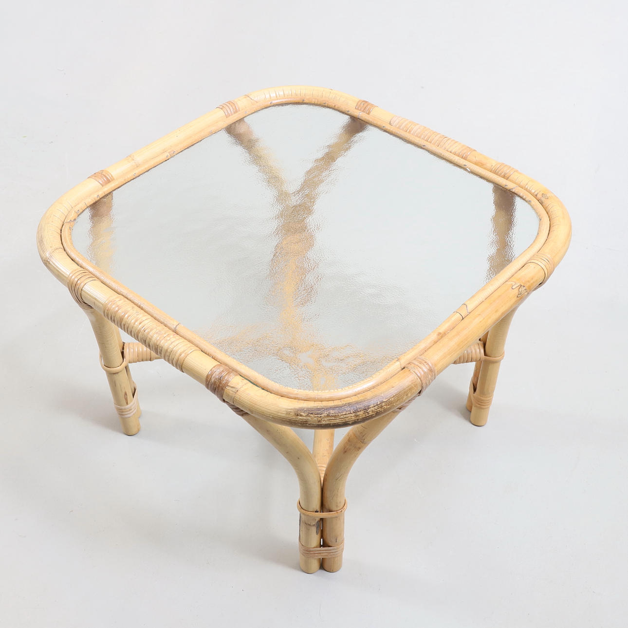 SOFFBORD, bambu & rotting, 1900-tal. Möbler - Bord - Auctionet