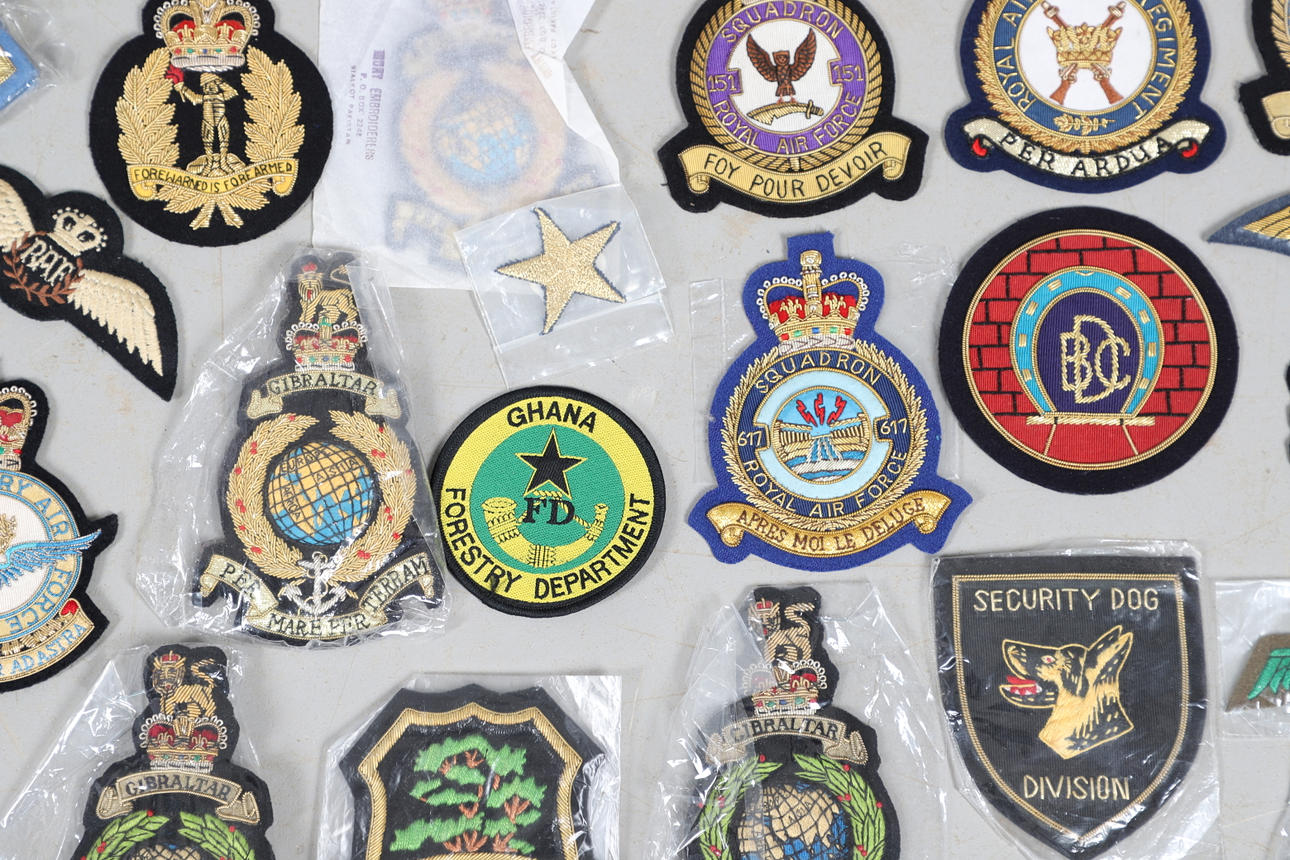 A LARGE COLLECTION OF MILITARY BADGES, MANY BLAZER BADGES AND OTHERS ...
