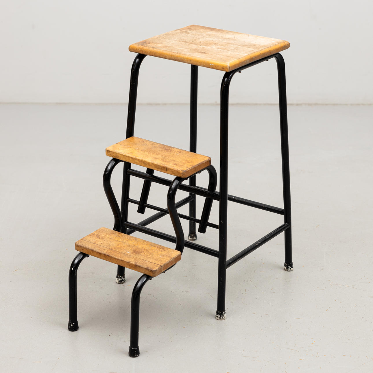 STEGPALL, 1900-tal. Möbler - Fåtöljer & Stolar - Auctionet