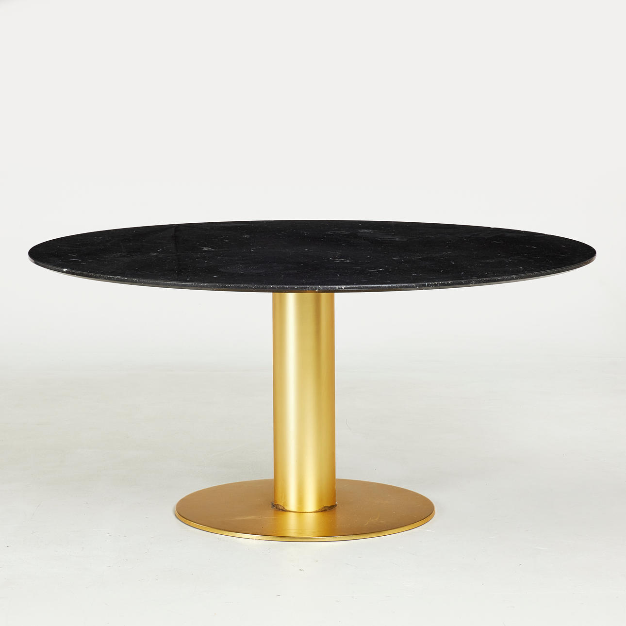 KOMPLOT DESIGN, "Gubi Dining Table", för Gubi Danmark, centralben i ...