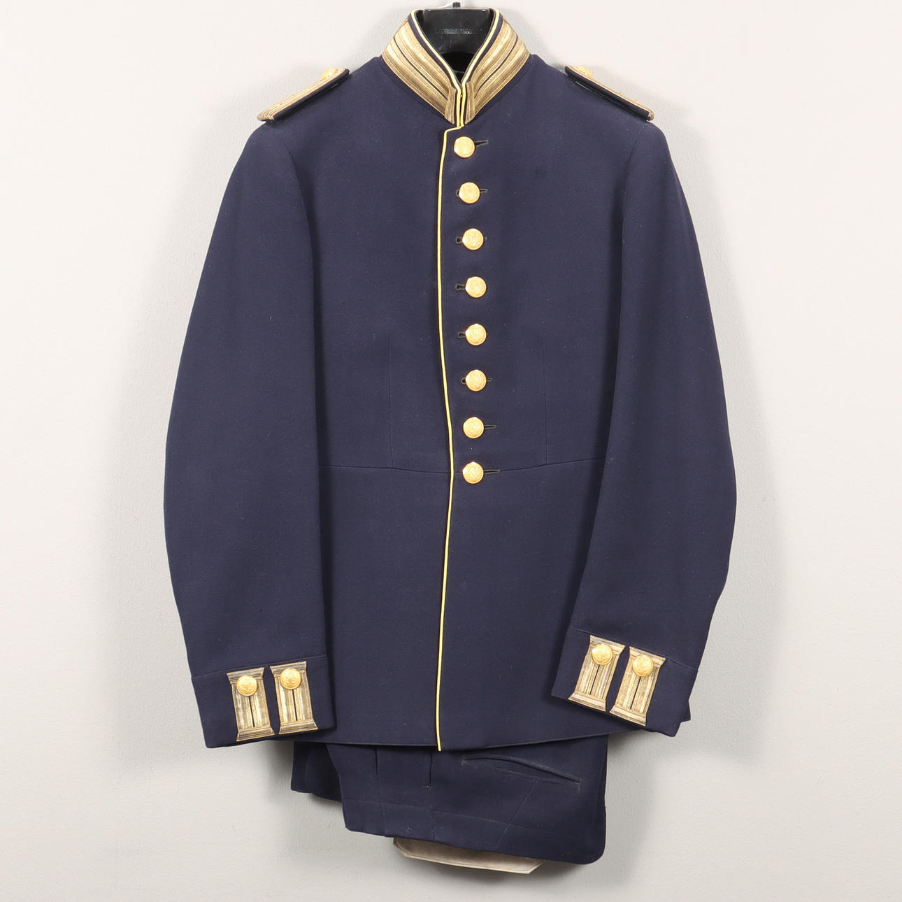 UNIFORM M/1886, för löjtnants grad. Värmlands regemente. Vapen ...