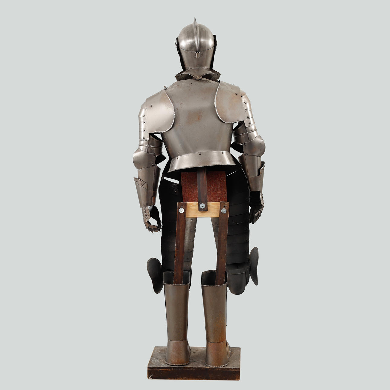 ARMOUR ON PLINTH, replica, 20th century. Weapons & Militaria - Armour ...
