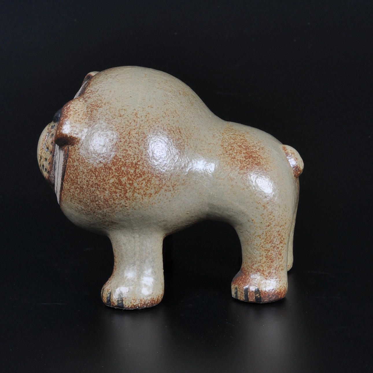 LISA LARSON. Figurine, bulldog midi, “kennel”, stoneware, partly ...
