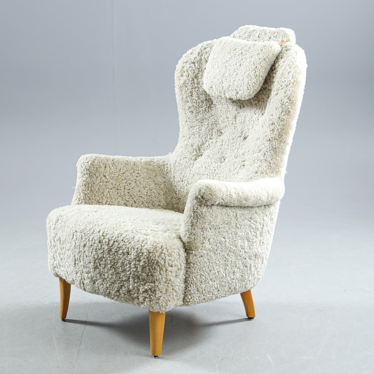 CARL MALMSTEN. Fåtölj och Fotpall, "Farmor", fårskinn. Möbler ...