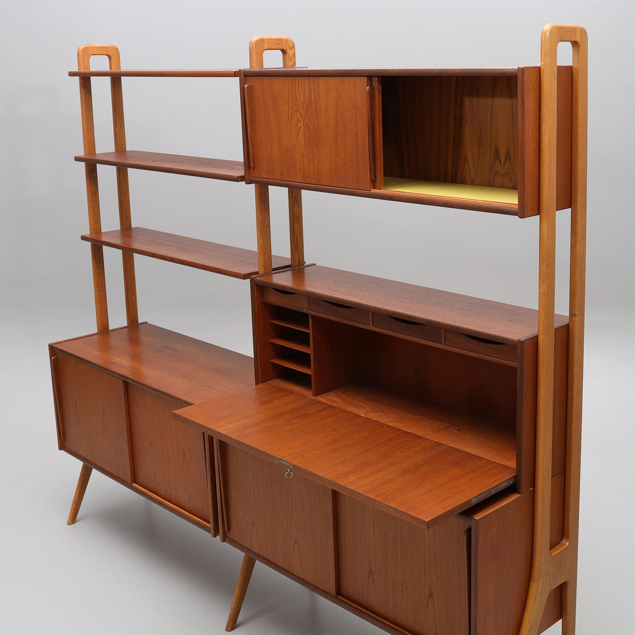 BOKHYLLA, teak / ljus ek, 1960-tal. Möbler - Skåp & Hyllor - Auctionet