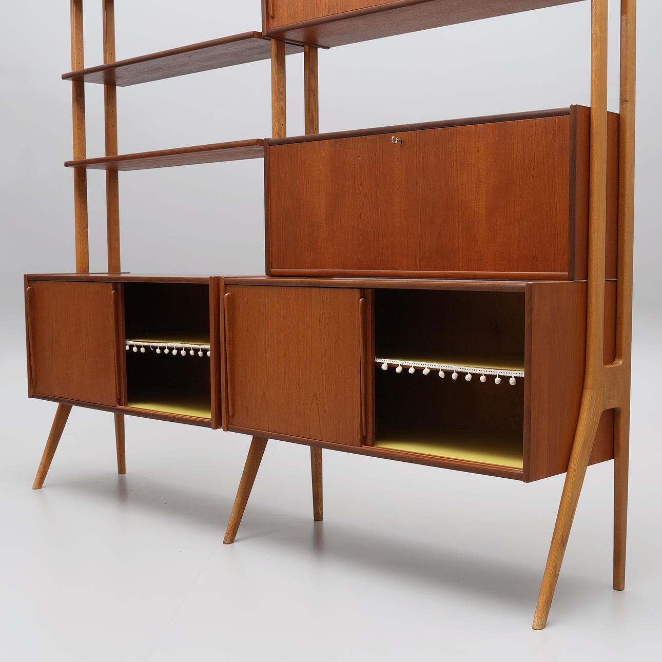 BOKHYLLA, teak / ljus ek, 1960-tal. Möbler - Skåp & Hyllor - Auctionet