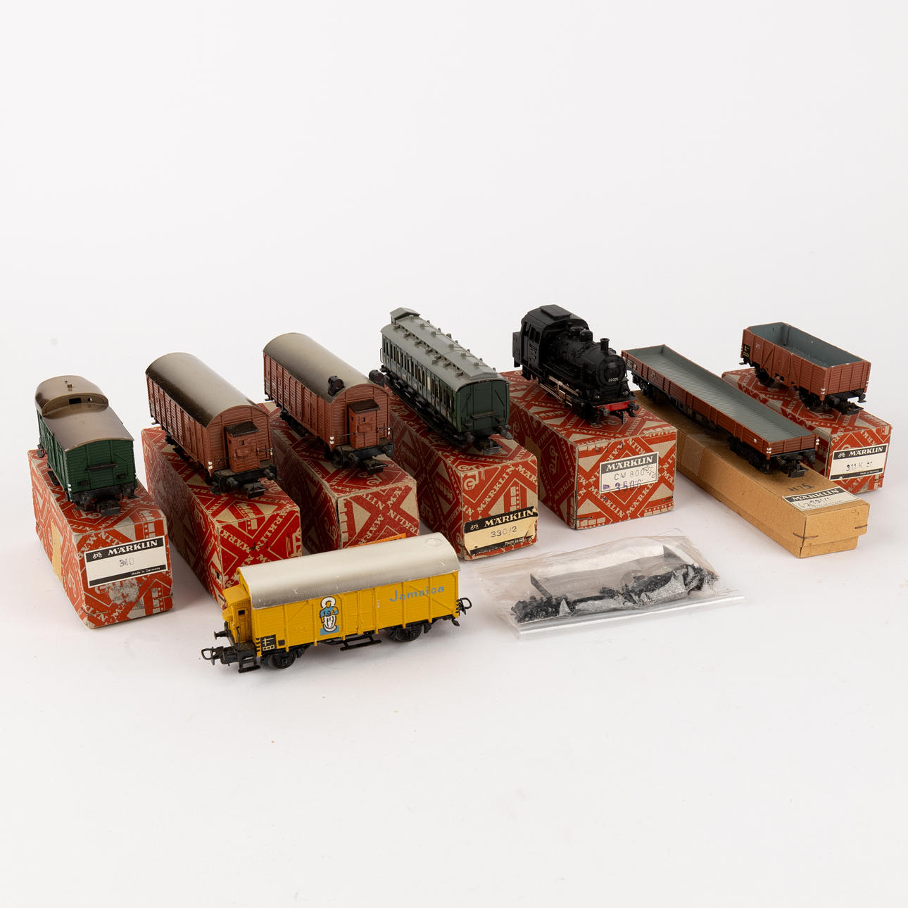 MÄRKLIN CM 800 steam locomotive and 7 older wagons, 7 original cartons ...