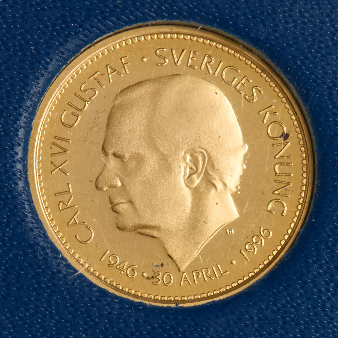GULDMYNT 1000 kronor "Kung Carl XVI Gustaf 50 år". Mynt, Medaljer ...
