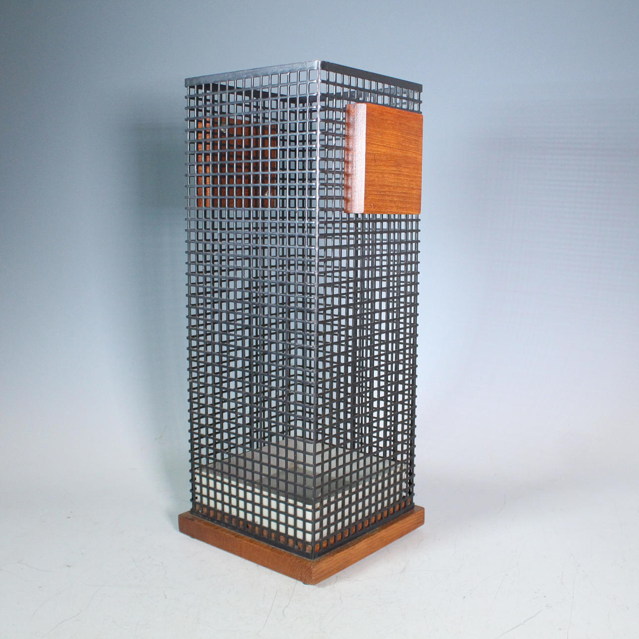 JOSEF HOFFMANN. Hans art. Paraplystativ i metall, teak och ek, 1960-tal ...