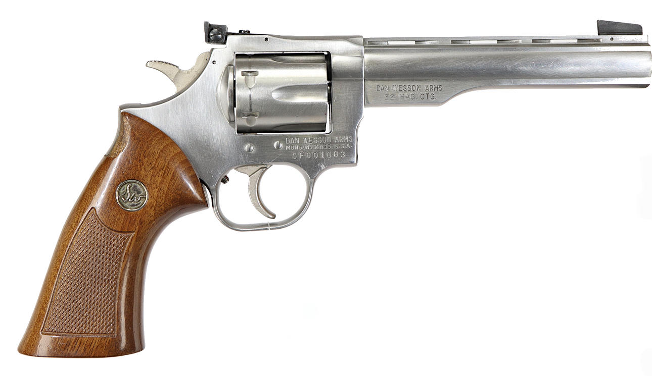 REVOLVER, made by Dan Wesson, model 732 calibre .32 Mag., no. SF001083 ...