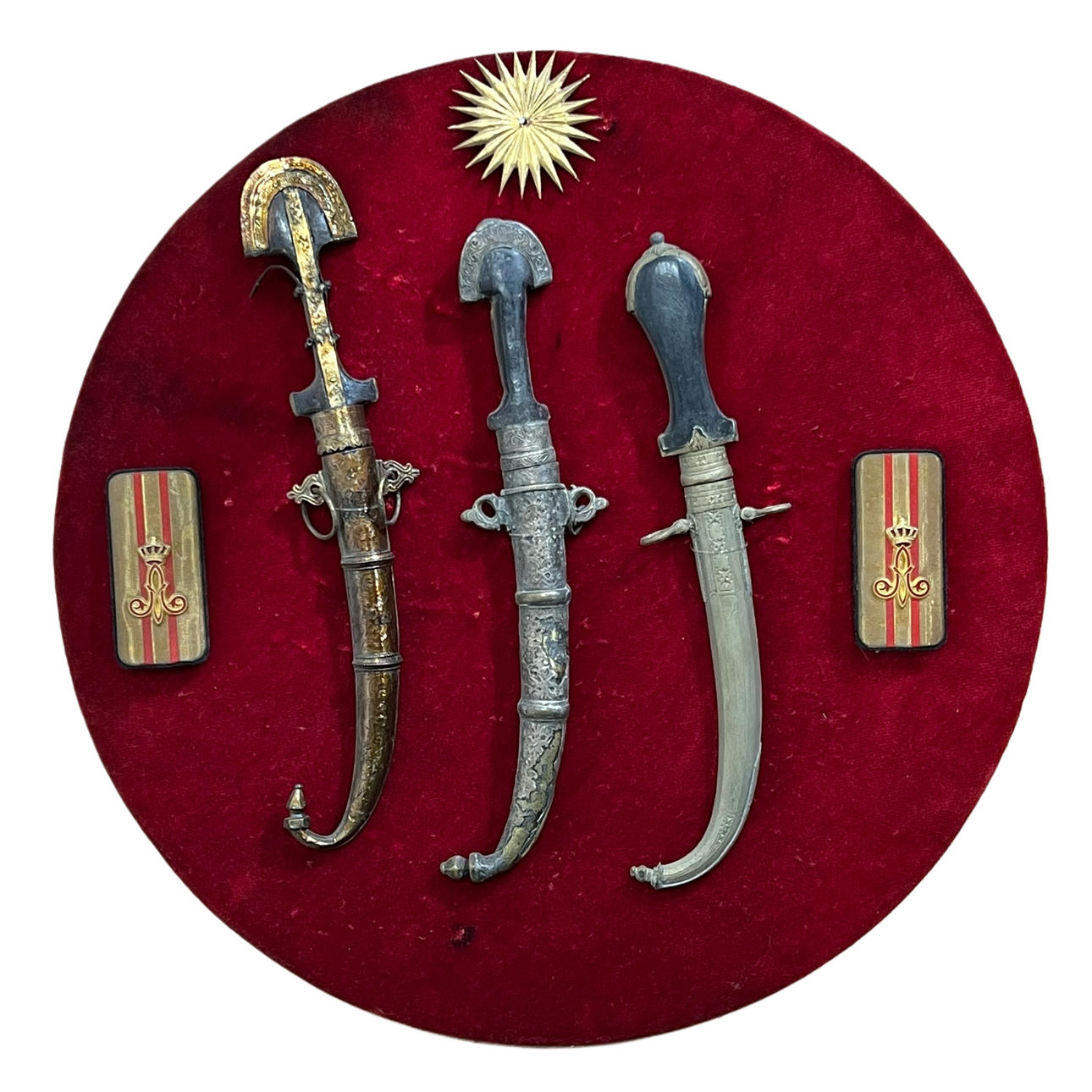 Panoply with three Arabian daggers and Alphonsian epaulets. Weapons ...