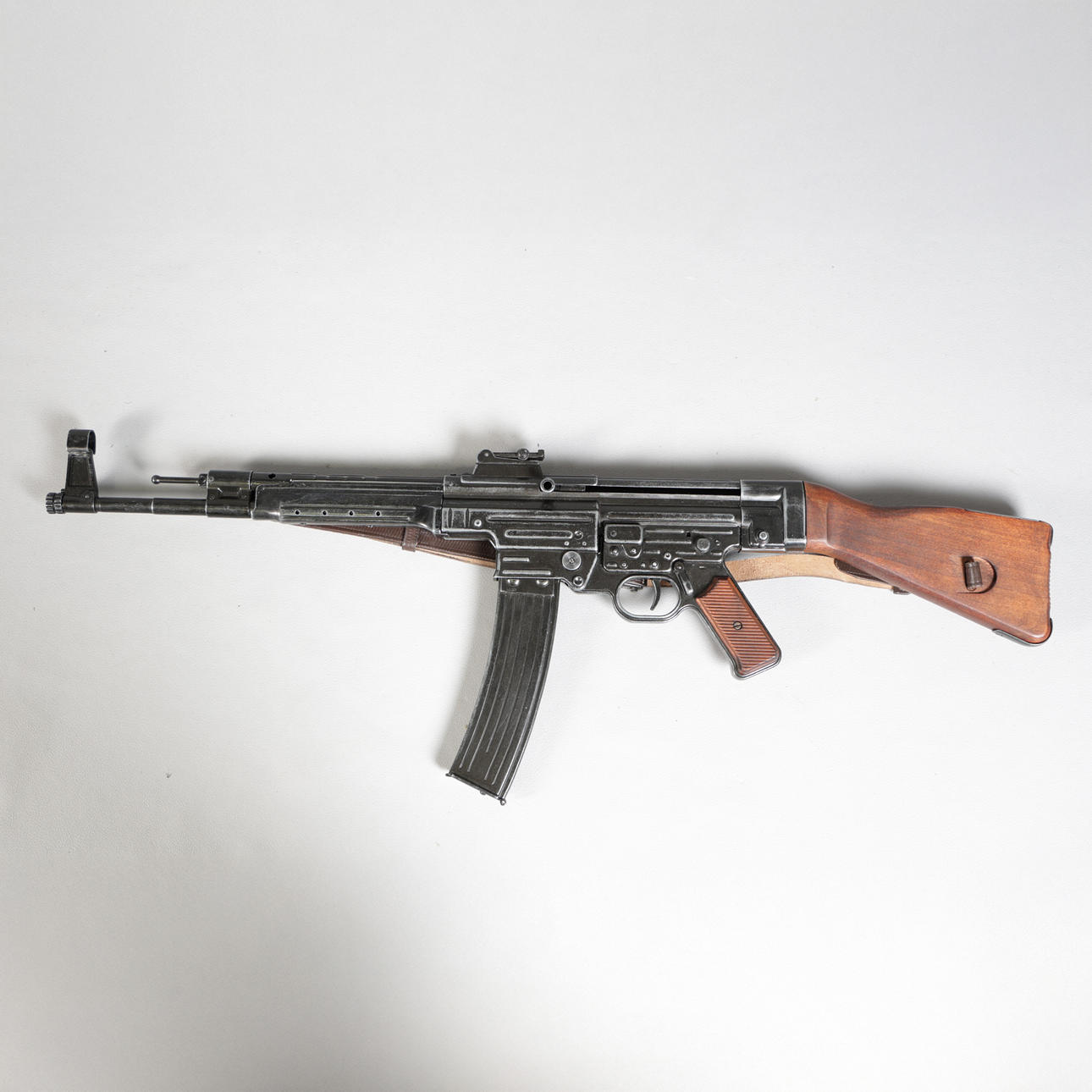 A NON-FIRING REPLICA OF A GERMAN STG ASSAULT RIFLE BY THE MAKER DENIX ...