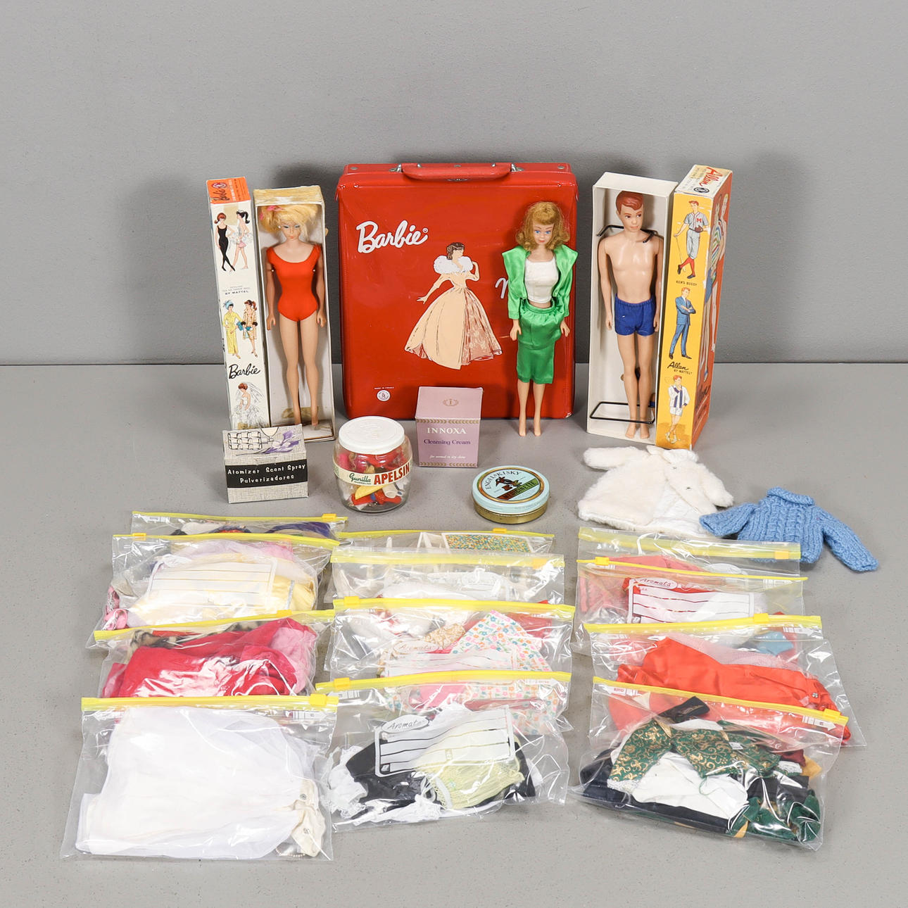 PARTI BARBIE 3 dockor, kläder. möbler och garderob. Leksaker - Dockor ...
