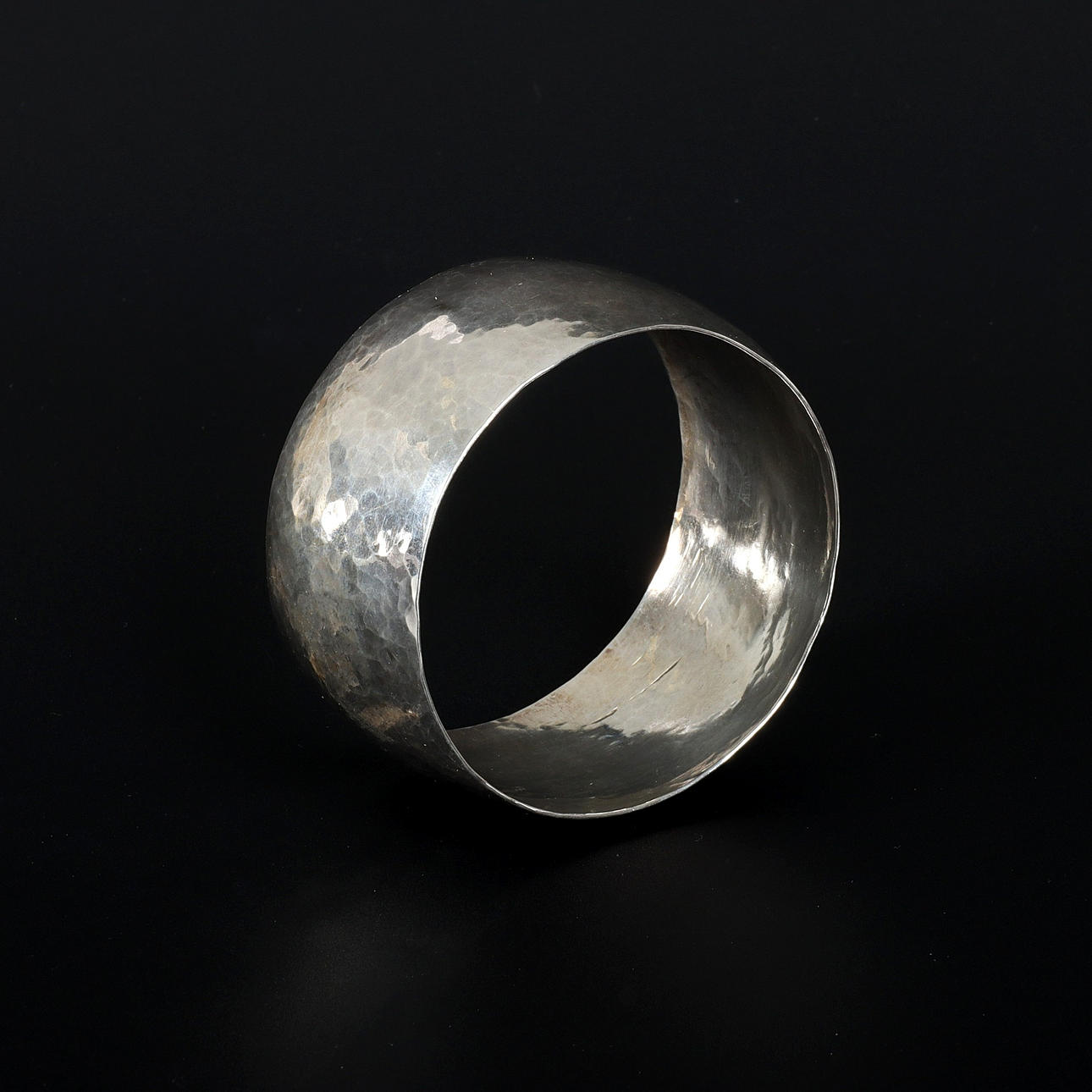 ARMBAND, stelt, hamrat silver. Smycken & Ädelstenar - Armband - Auctionet