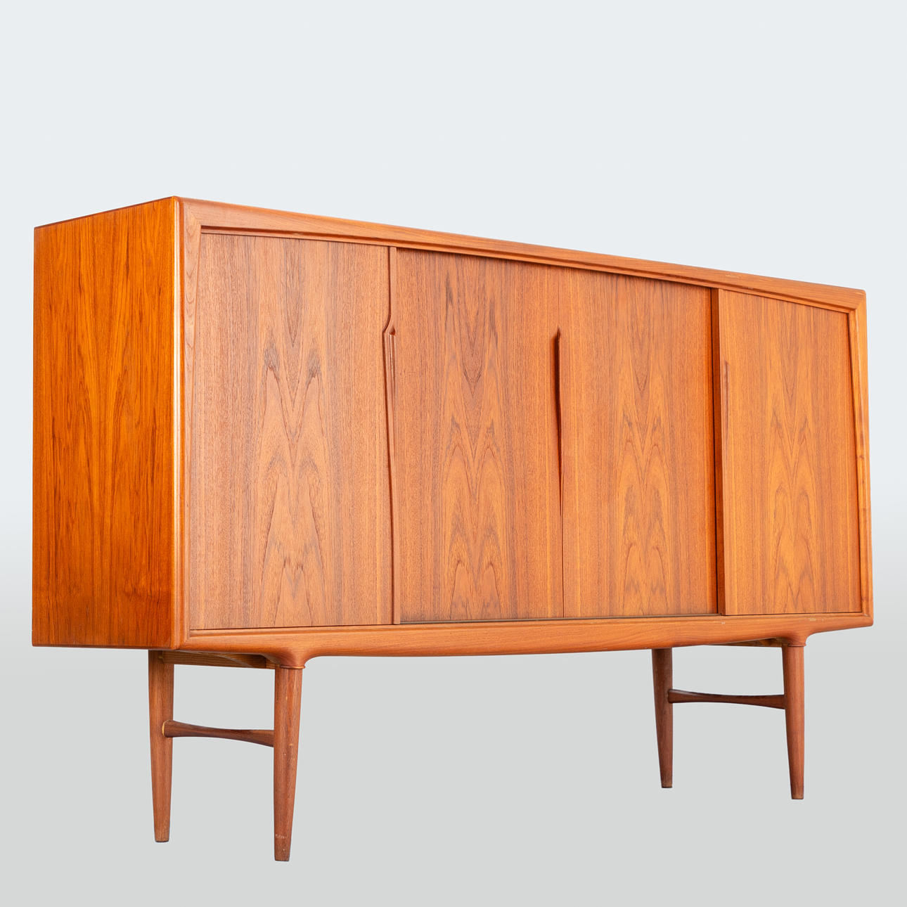 GUNNI OMANN. Omann Jr. Teak highboard. Danmark, 1960-tal. Möbler ...