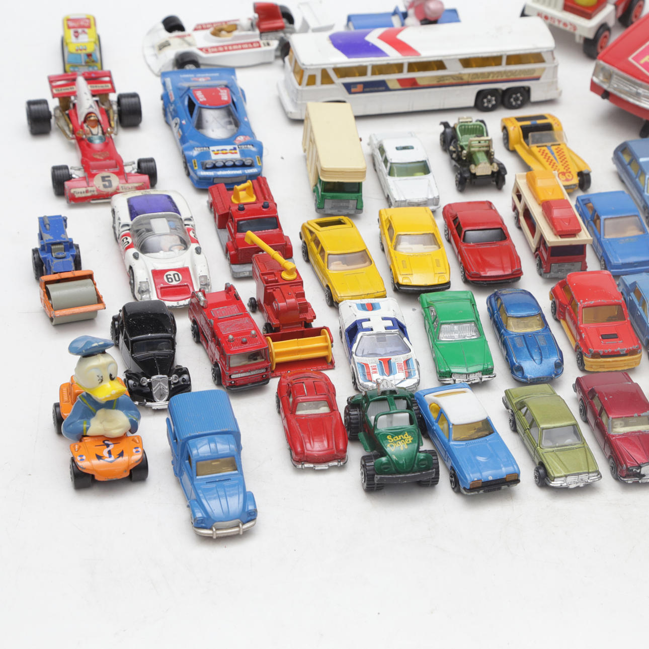 LEKSAKSBILAR, i låda. Leksaker - Leksaker - Auctionet