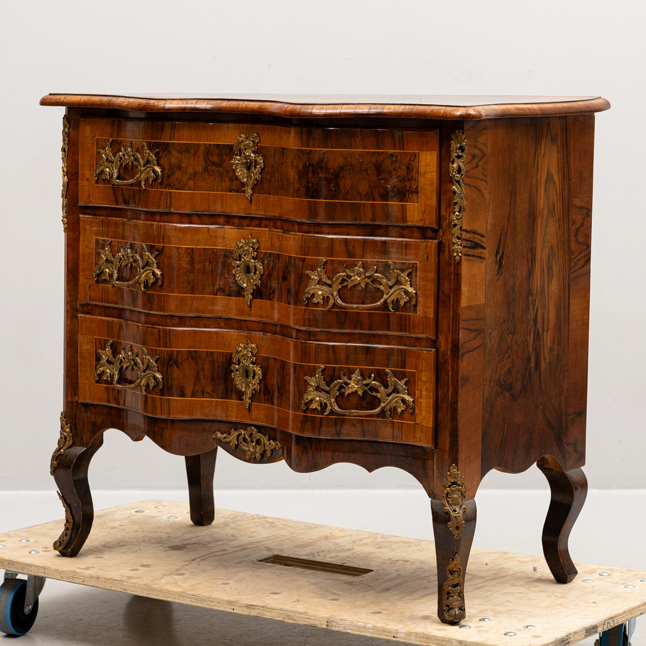 Chest of drawers. Veneer, baroque style 19th century. Furniture ...
