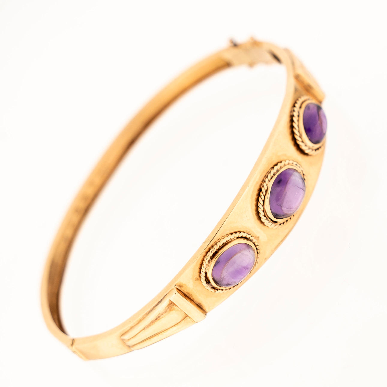 STELT ARMBAND, 18K Guld, Besatt med tre ametister. Smycken & Ädelstenar ...