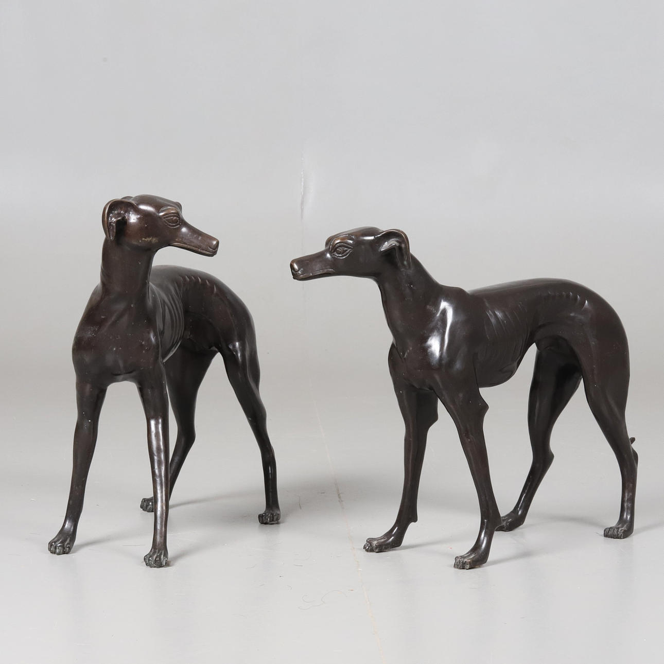 HUNDAR, 2 st i brons, 1900-tal. Konst - Skulptur - Auctionet