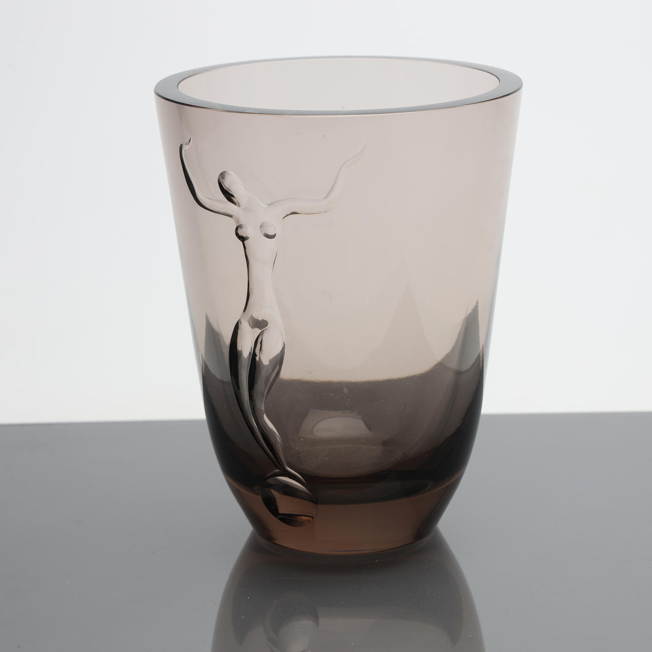 VICKE LINDSTRAND. A glass vase. Glass - Art glass - Auctionet