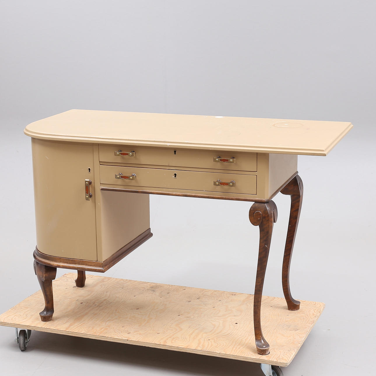 SKRIVBORD, 1900-talets första hälft. Möbler - Skrivbord - Auctionet