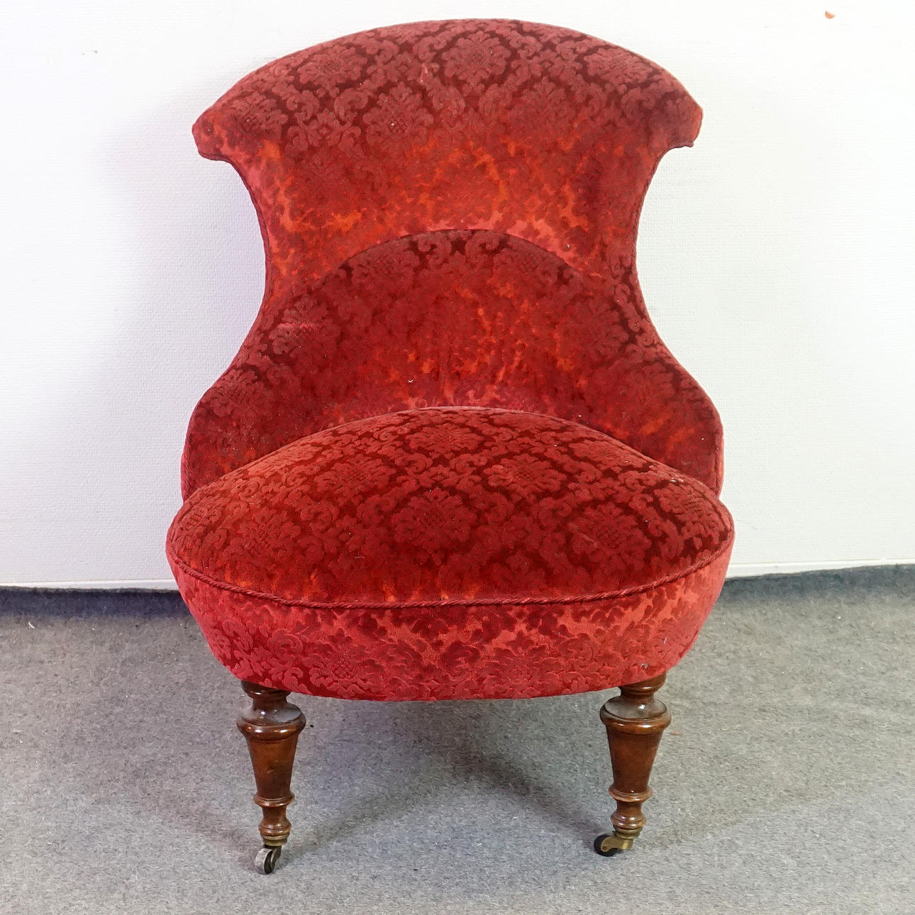 EMMAFÅTÖLJ, med svarvade ben & hjultrissor, 1800/1900-tal. Möbler ...