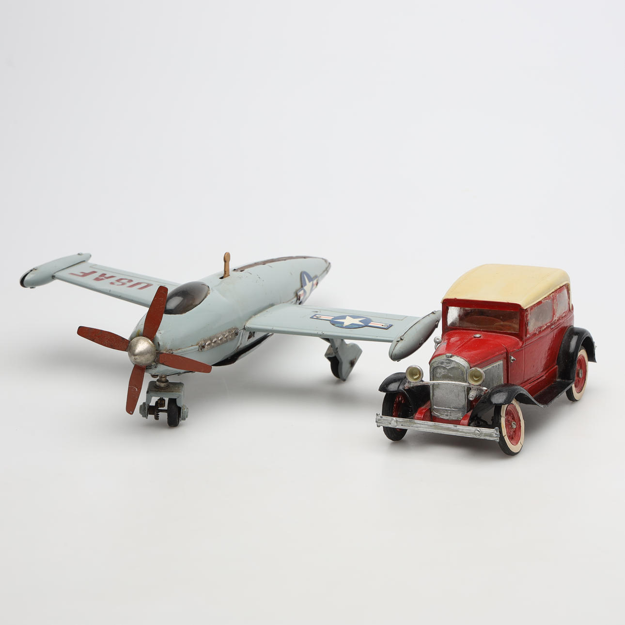 LEKSAKER, flygplan samt bil. Leksaker - Leksaker - Auctionet