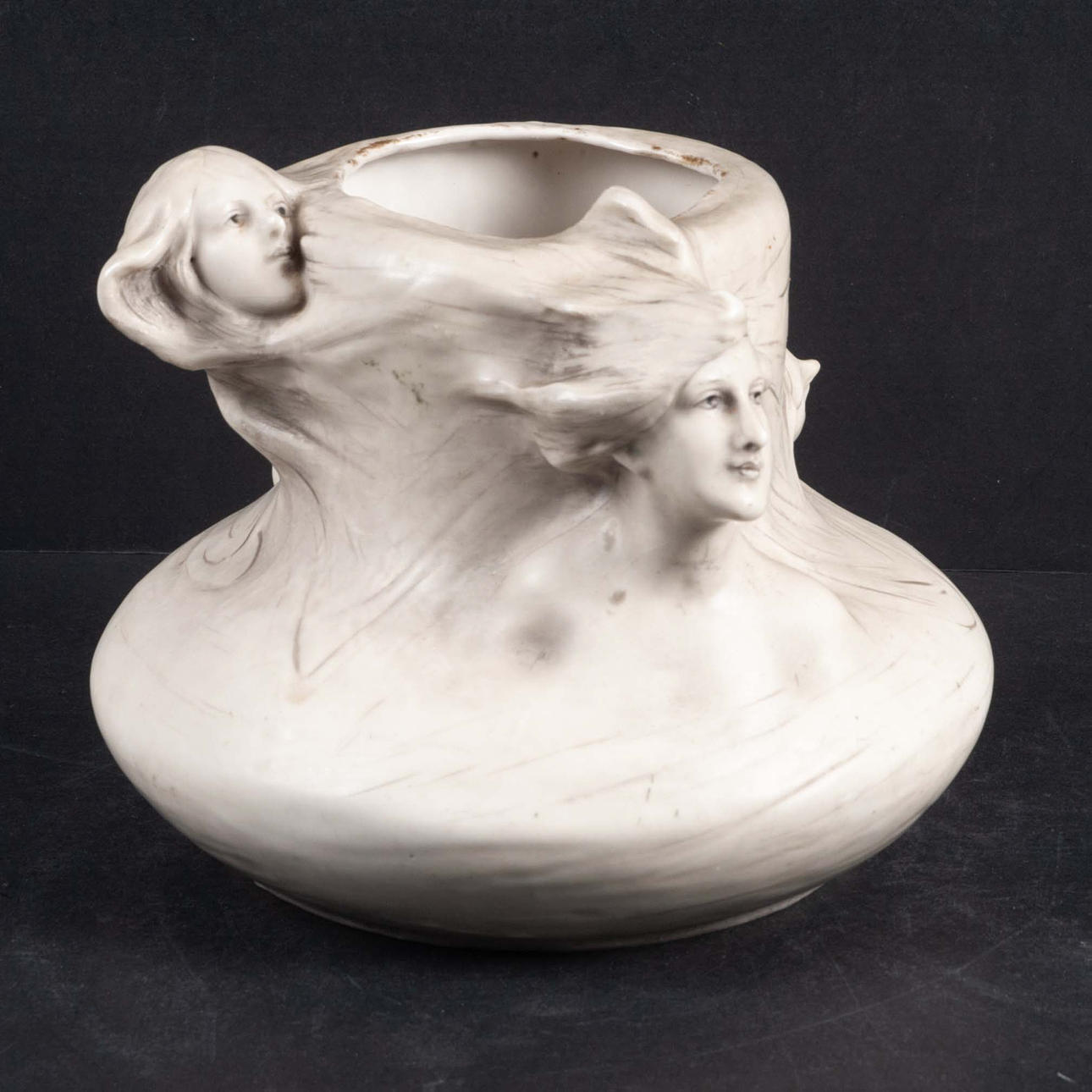 ROYAL DUX SKULPTURAL VAS ART NOUVEAU, CA 1900. Konst - Skulptur - Auctionet