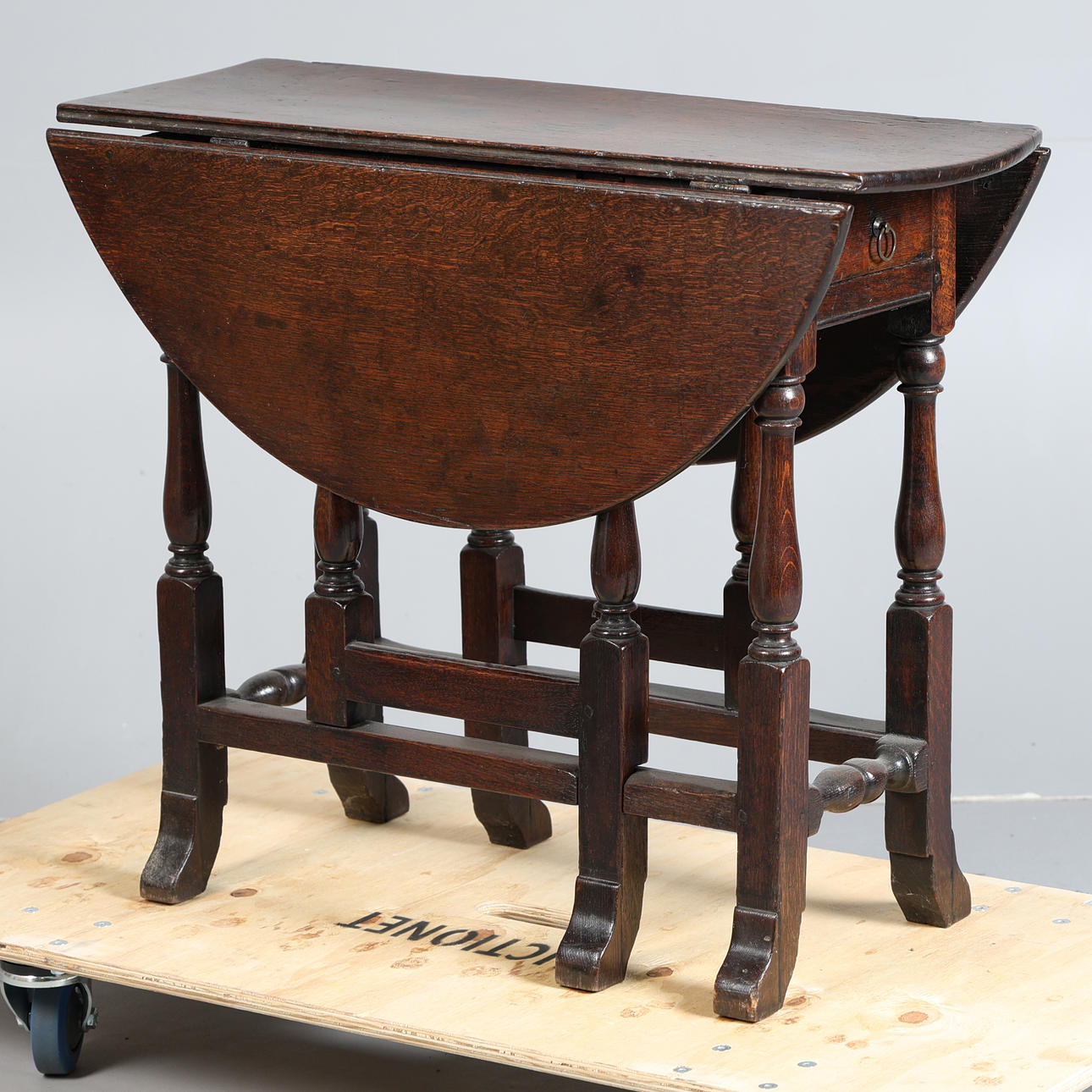 A CHARLES II OAK GATE LEG TABLE, CIRCA 1680. Furniture - Tables - Auctionet